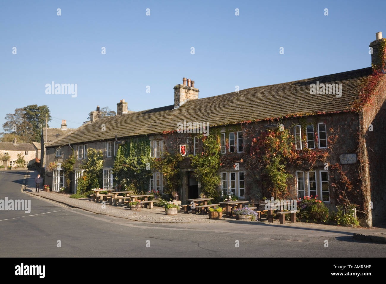 Red lion pub burnsall hi-res stock photography and images - Alamy