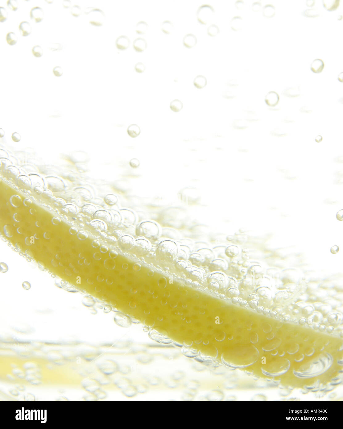 Close up image of lemon slice in bubble filled in fizzy drink Stock ...
