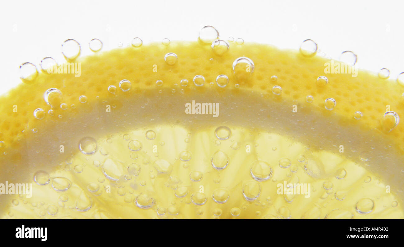 Close up image of lemon slice in bubble filled in fizzy drink Stock ...