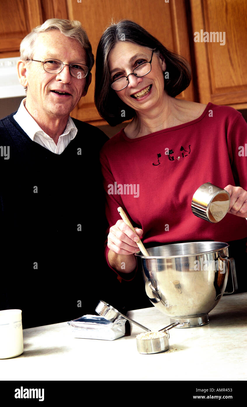 Couple in fifties cooking hi-res stock photography and images - Alamy