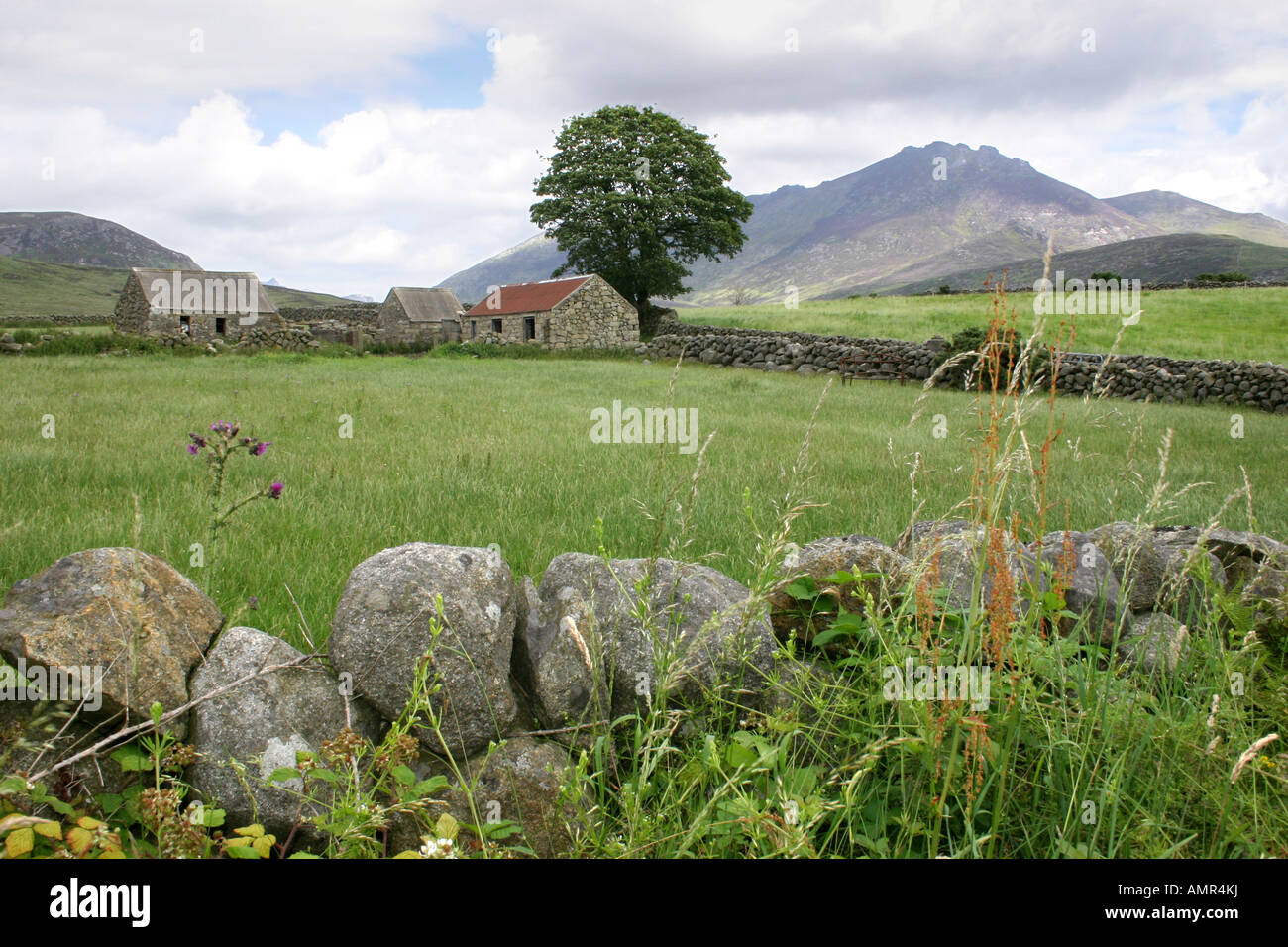 Old farm buildings ireland hi-res stock photography and images - Alamy