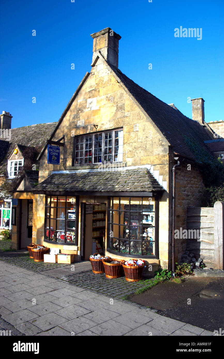 Double fronted shop front hi-res stock photography and images - Alamy