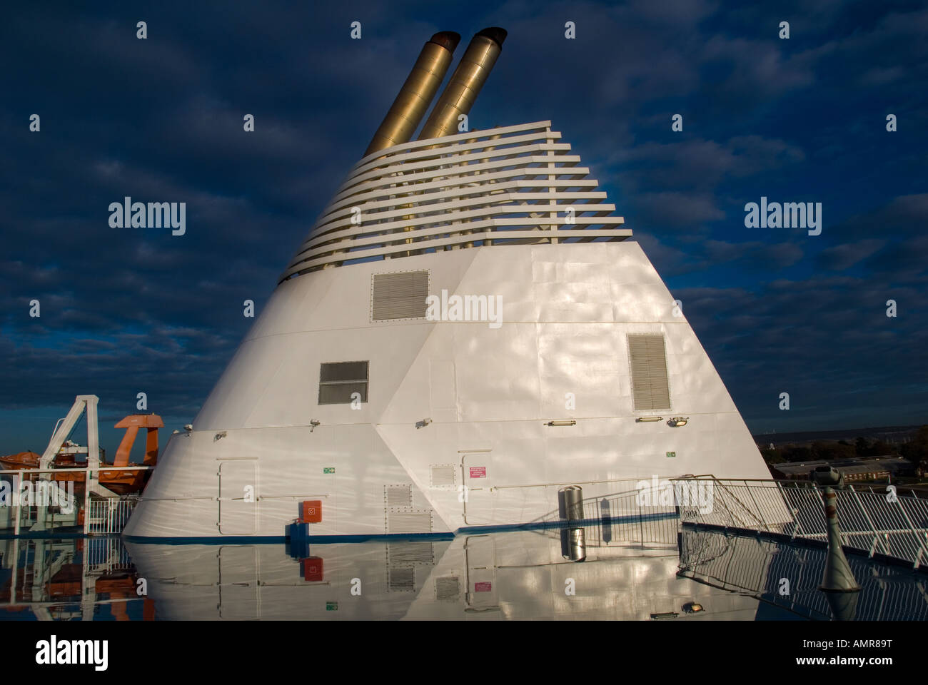 Funnel deck hi-res stock photography and images - Alamy