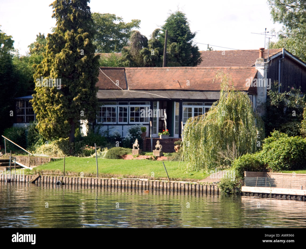 Charming timbre framed cottage on the banks of the River Thames ...