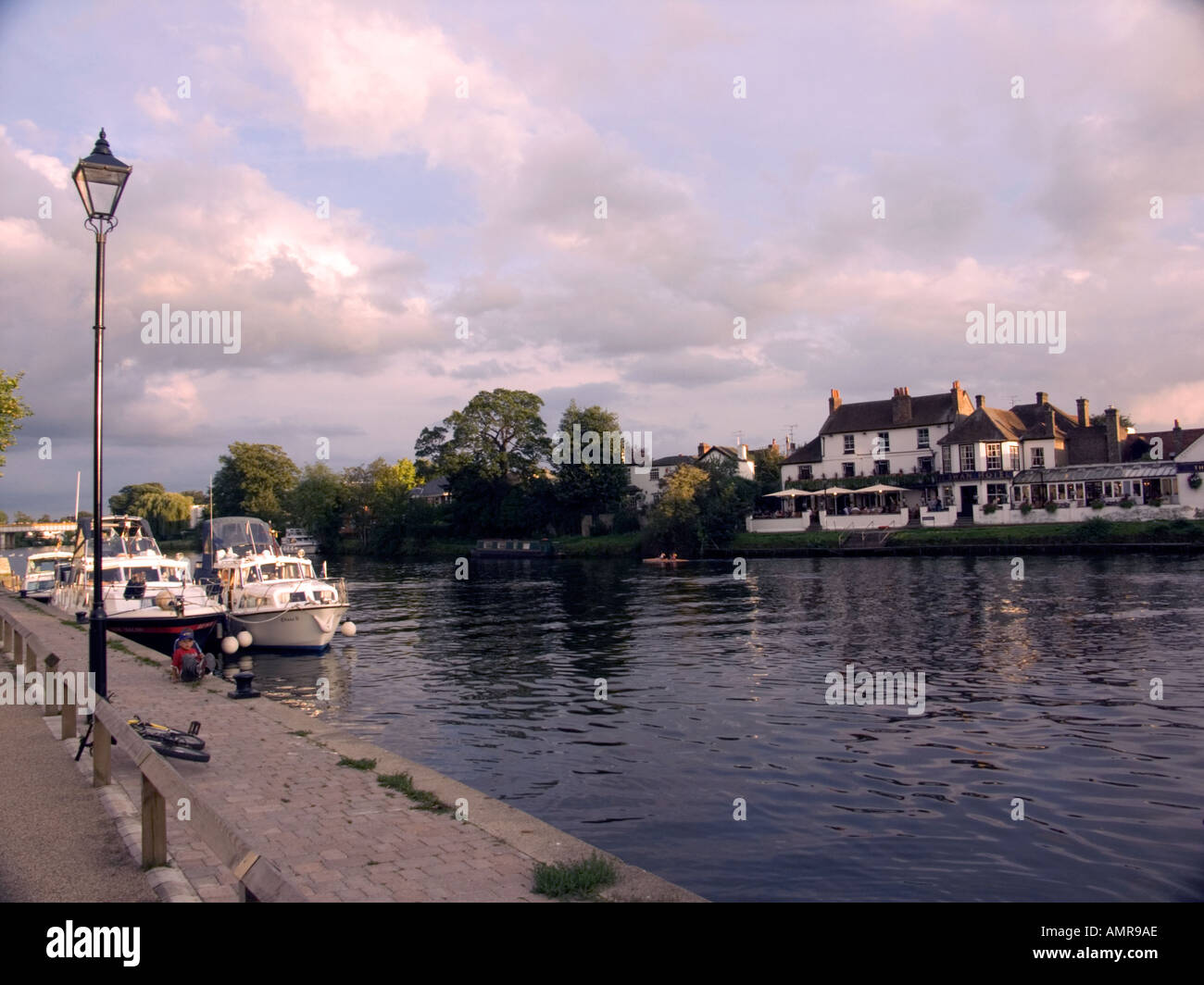 Boats river thames hi-res stock photography and images - Alamy