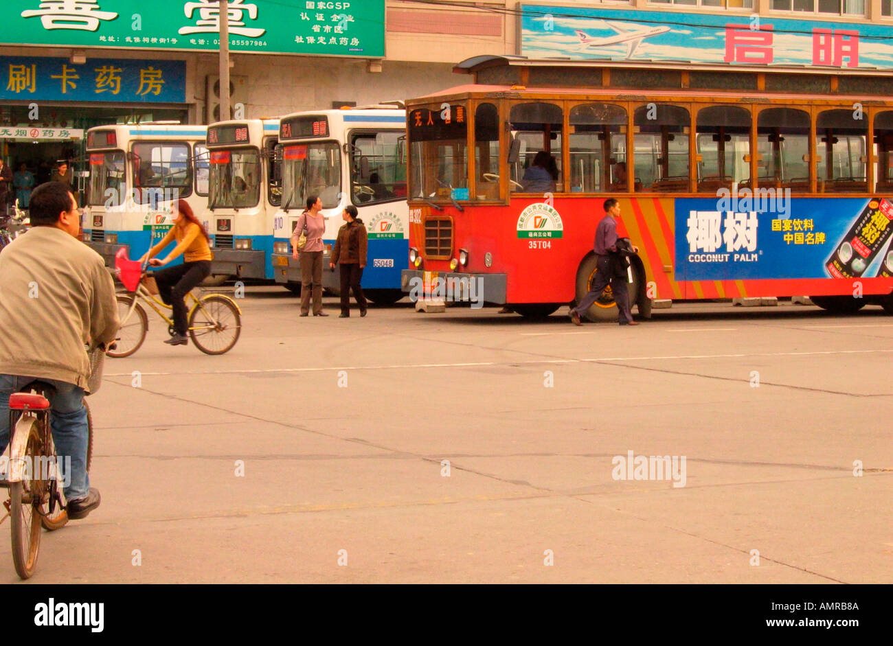 China chengdu bus hi-res stock photography and images - Alamy