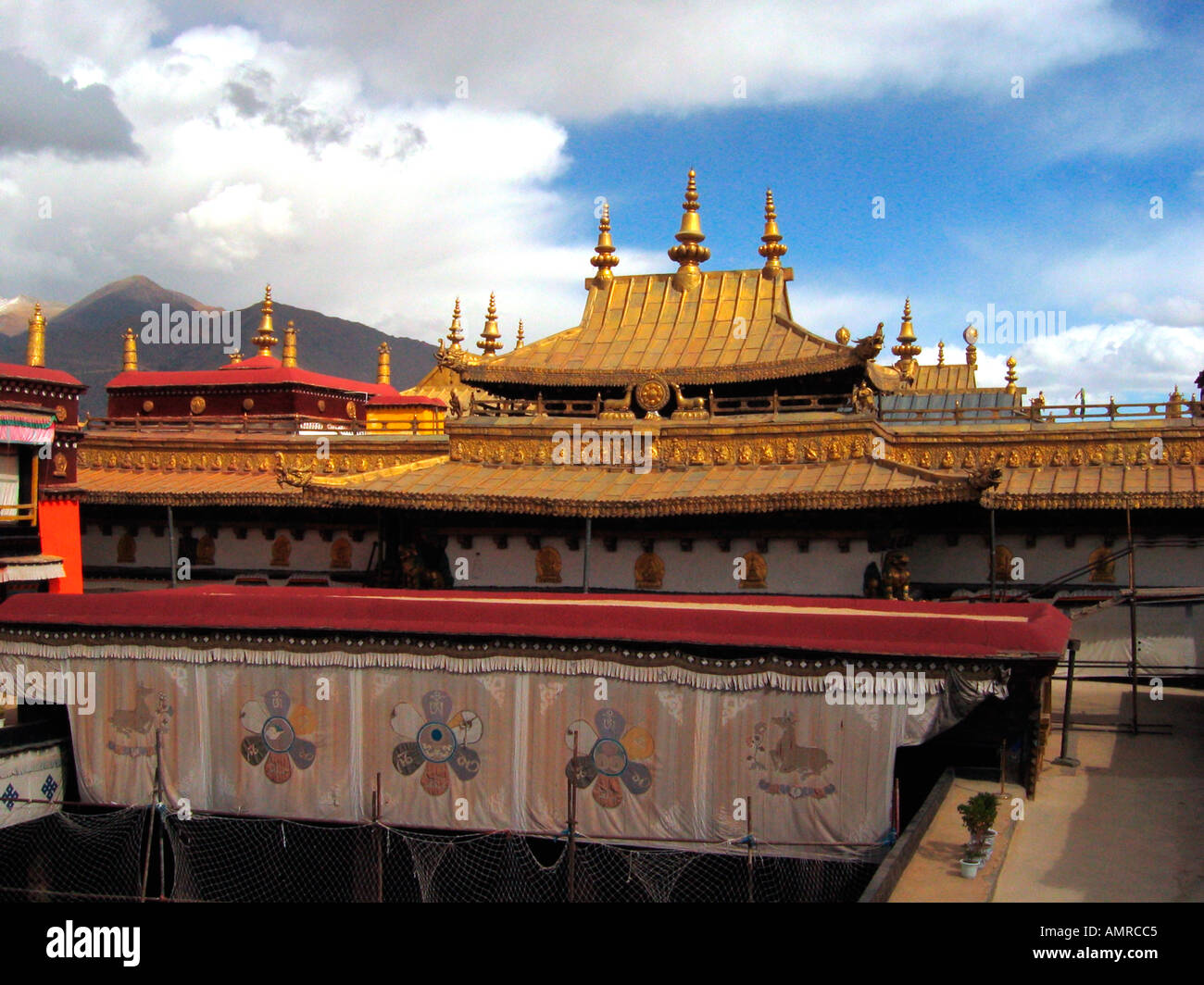 Gold roof Jokhang Temple Lhasa Tibet Stock Photo - Alamy