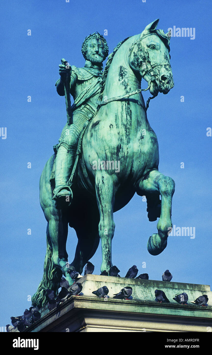 Statue of french king henri iv hi-res stock photography and images - Alamy