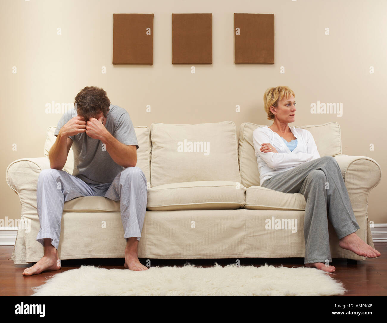 Couple argue crossed arms legs hi-res stock photography and images - Alamy