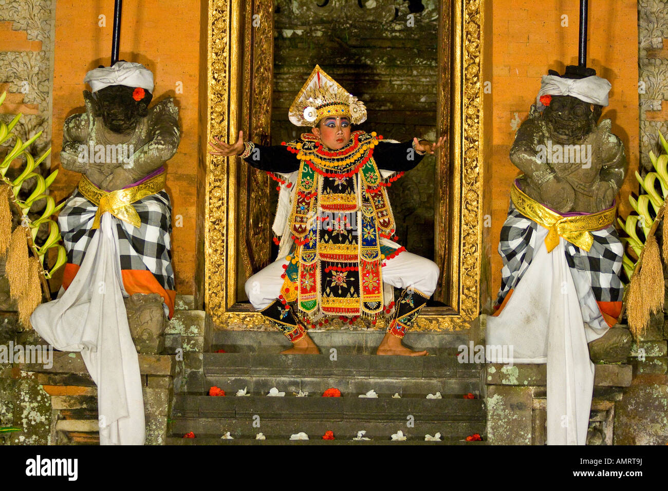 Traditional balinese dance ubud palace hi-res stock photography and ...