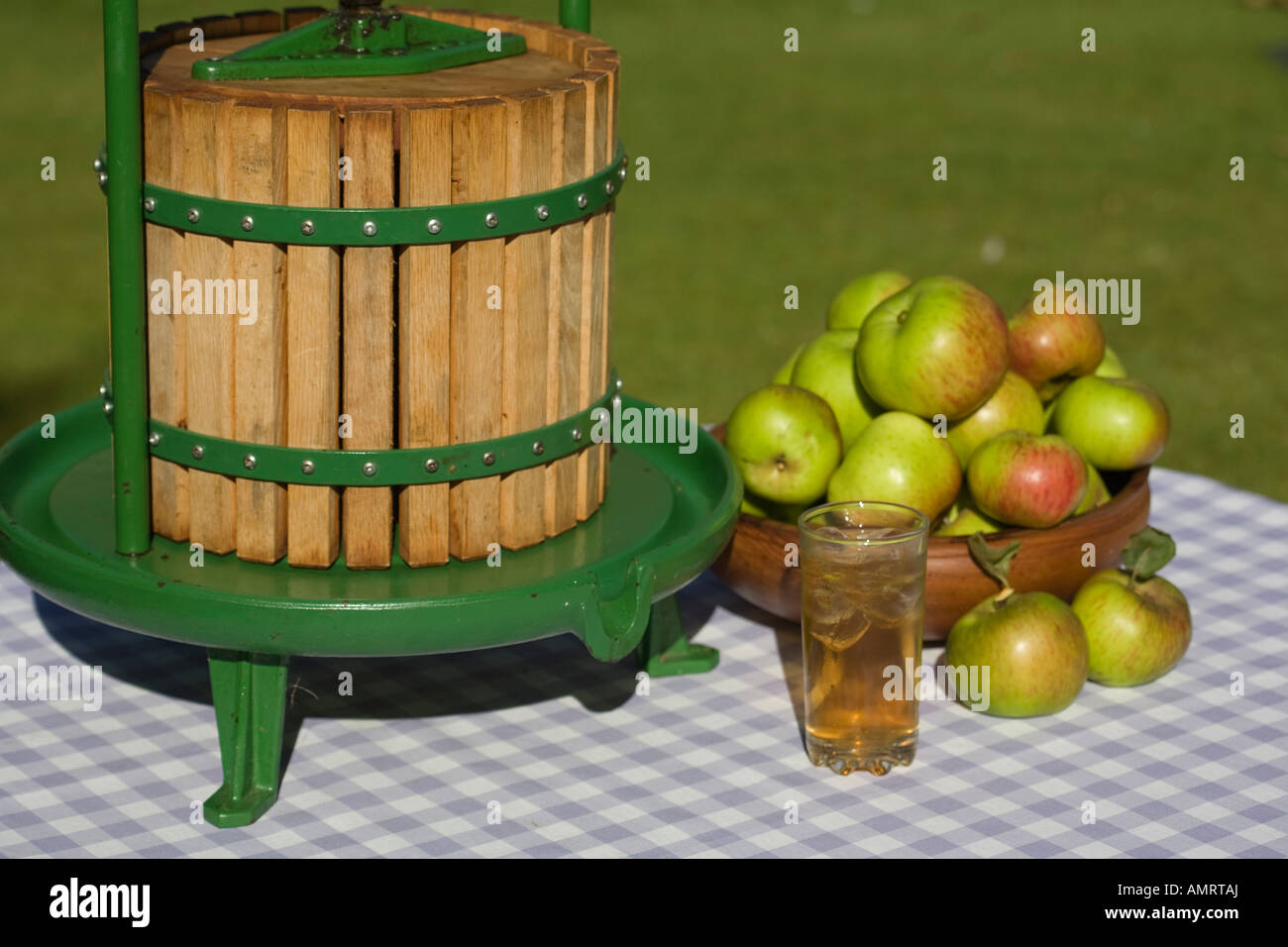 Apples apple juice cider press hi-res stock photography and images - Alamy