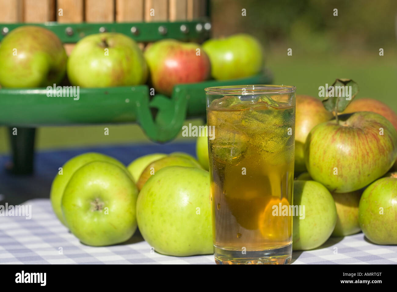 Apples apple juice cider press hi-res stock photography and images - Alamy
