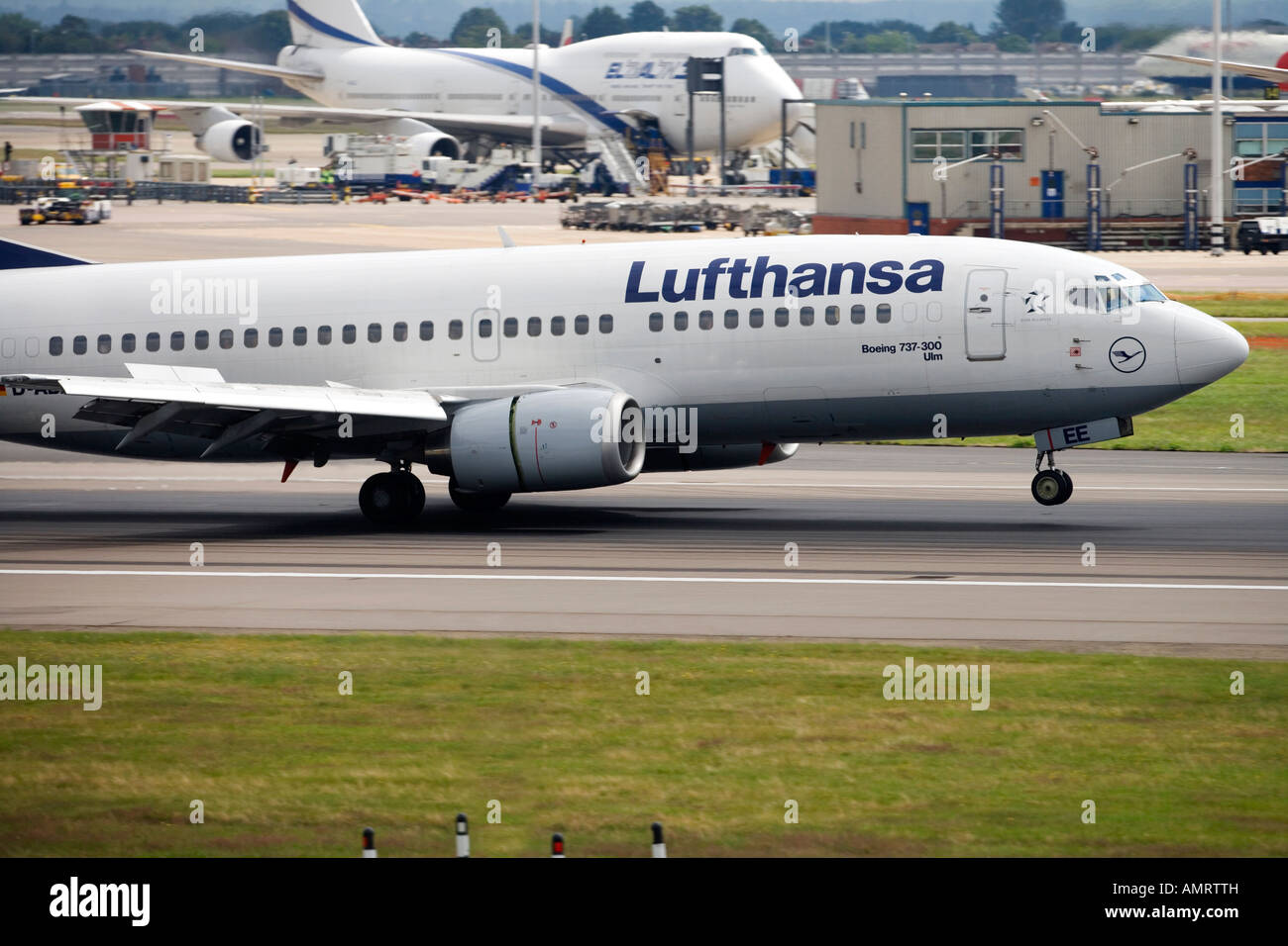 Lufthansa boeing 737 landing at London Heathrow LHR Stock Photo - Alamy
