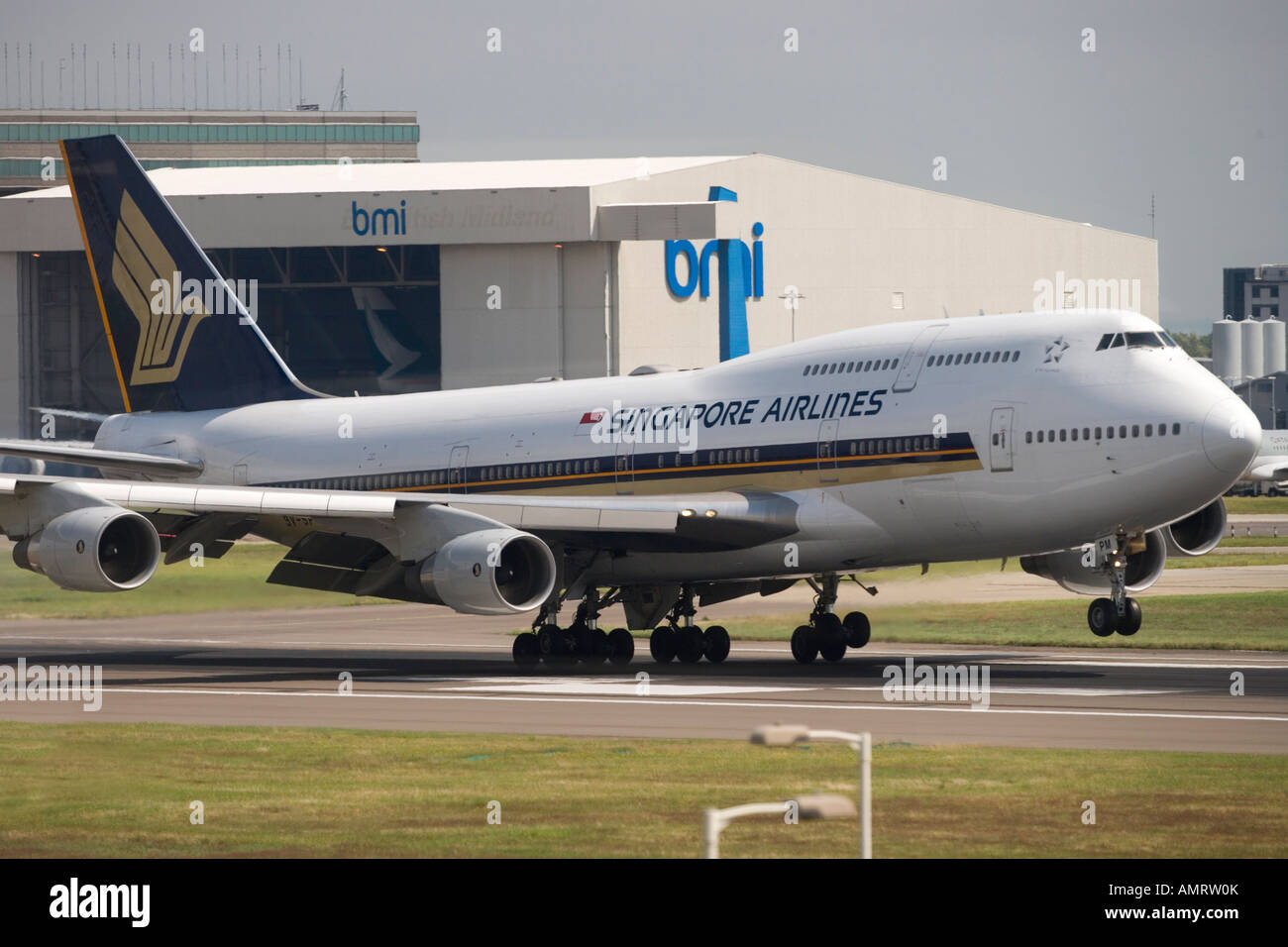 Singapore Airlines Boeing 747 jumbo jet landing at London Heathrow LHR ...