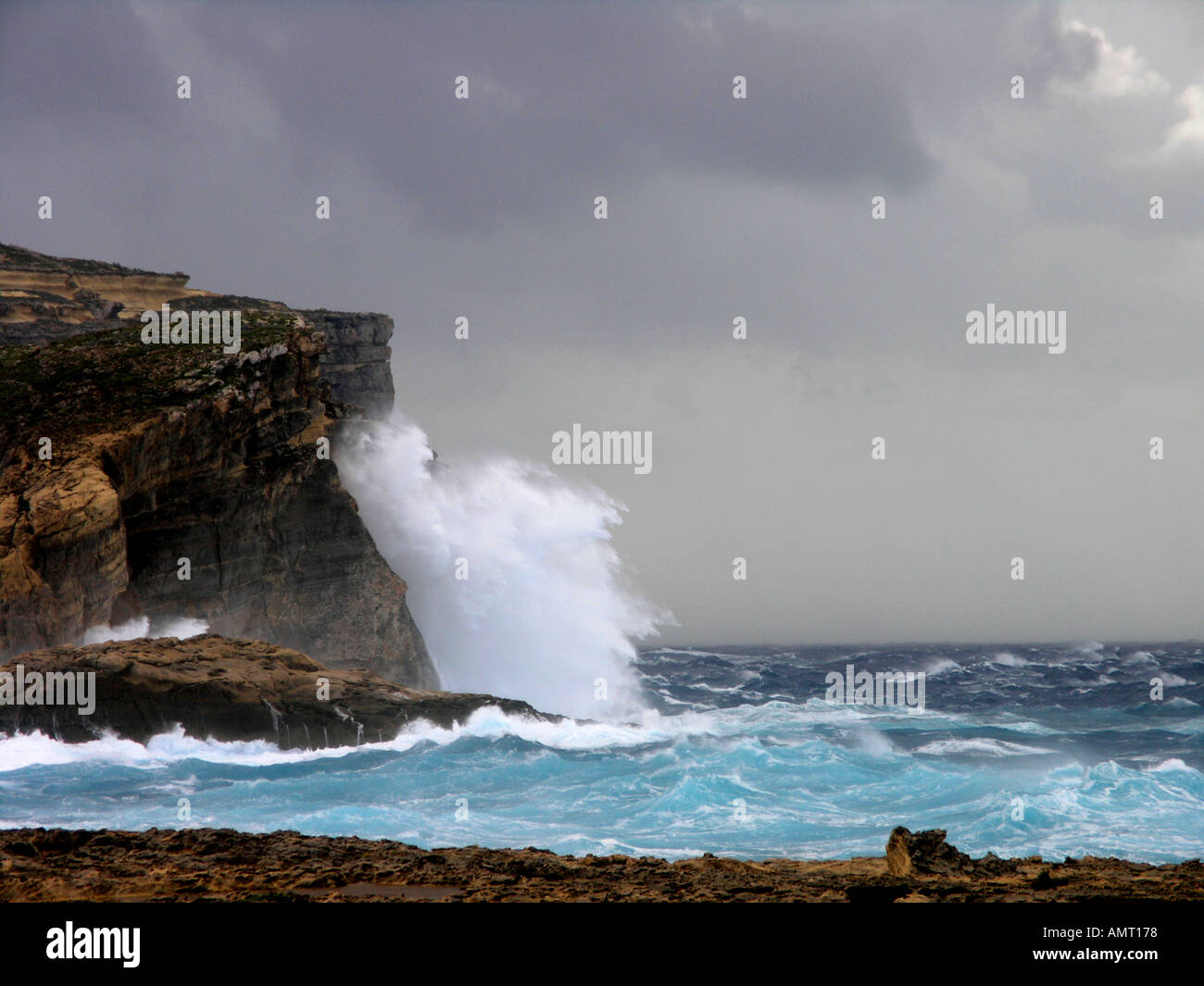 Wave crashing into window hi-res stock photography and images - Alamy