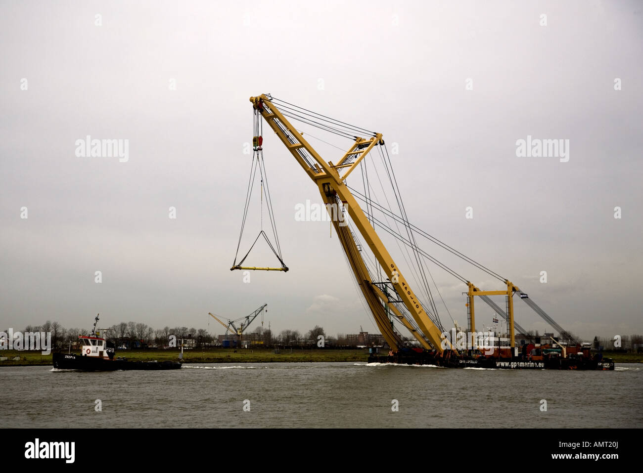 Tug boat river hi-res stock photography and images - Alamy
