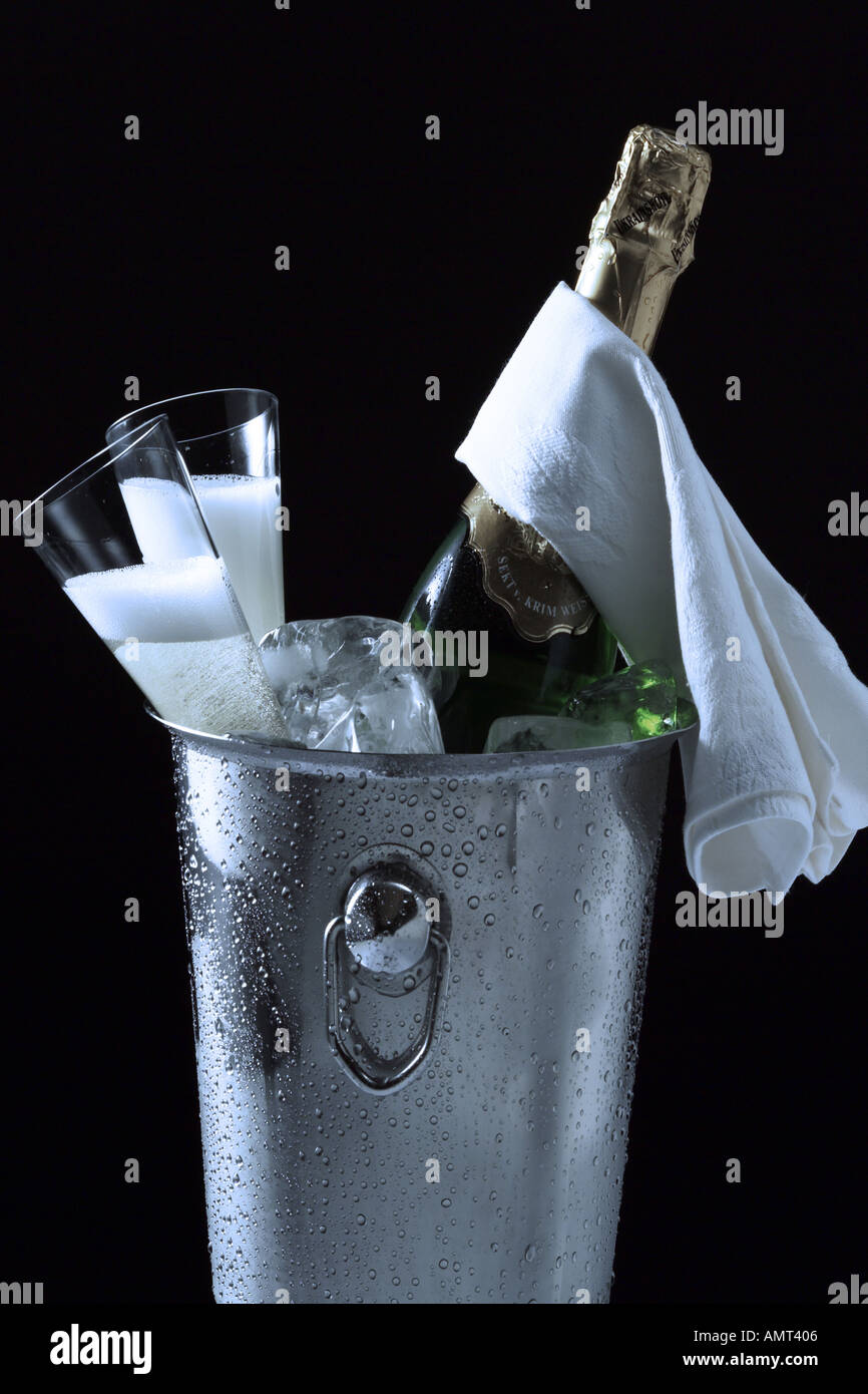 Champagne bucket with cloth hi-res stock photography and images - Alamy