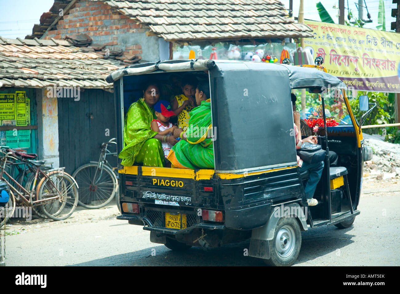 Auto rickshaw kolkata hi-res stock photography and images - Alamy