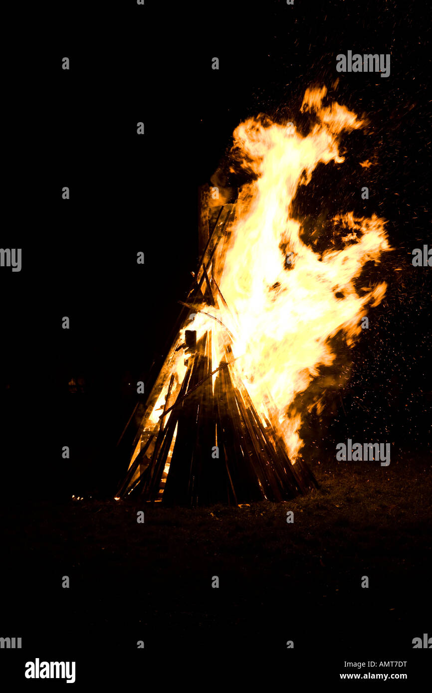 Great campfire in the night Stock Photo - Alamy