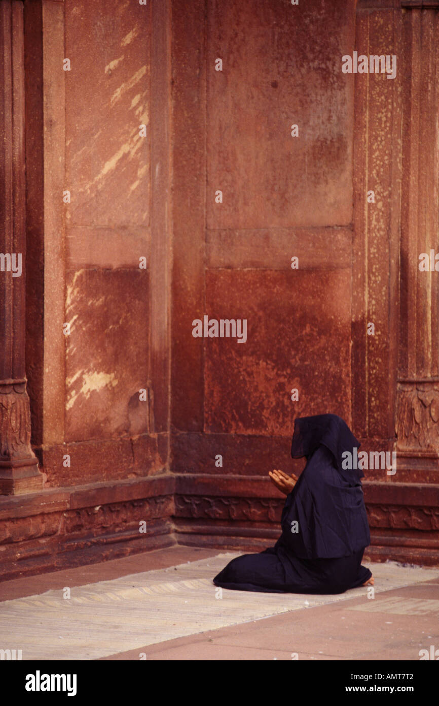 India, Delhi, Woman at prayer, Jama Masjid Stock Photo - Alamy