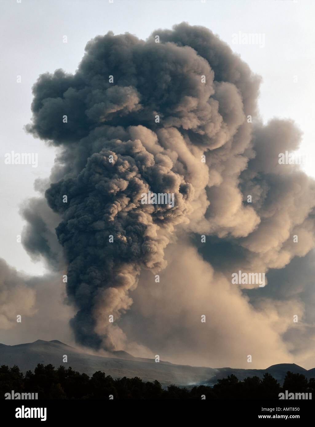 volcanic eruption, Mt. Etna, Sicily, Nov. 2002 Stock Photo - Alamy
