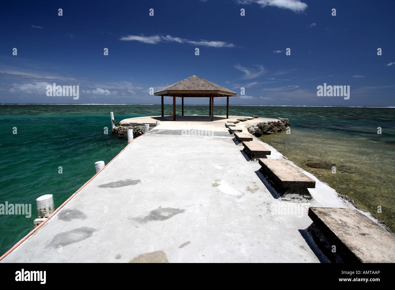 JETTY AND HUT FIJI ISLAND RESORT HORIZONTAL BDB11359 Stock Photo - Alamy
