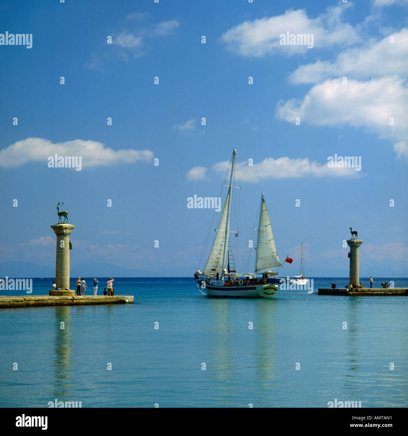 Tall ship sailing away hi-res stock photography and images - Alamy