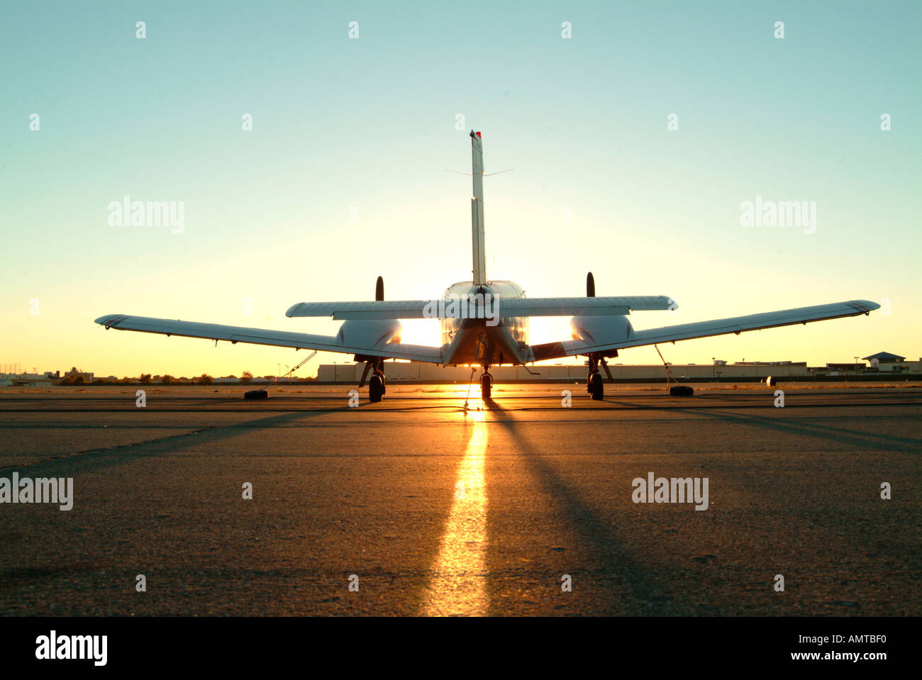 Twin propeller plane hi-res stock photography and images - Alamy