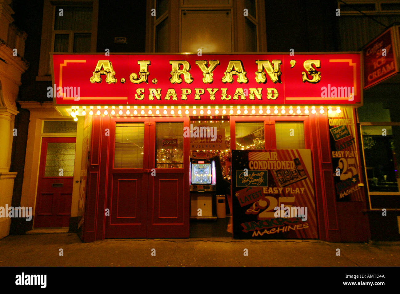 amusement arcade night time shop front Stock Photo: 2854217 - Alamy