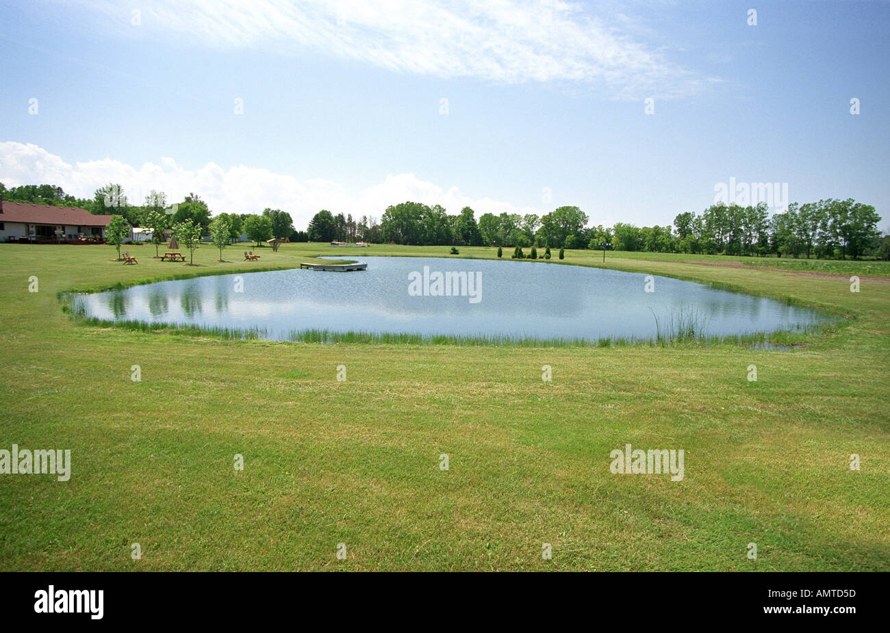 Pond sides hi-res stock photography and images - Alamy