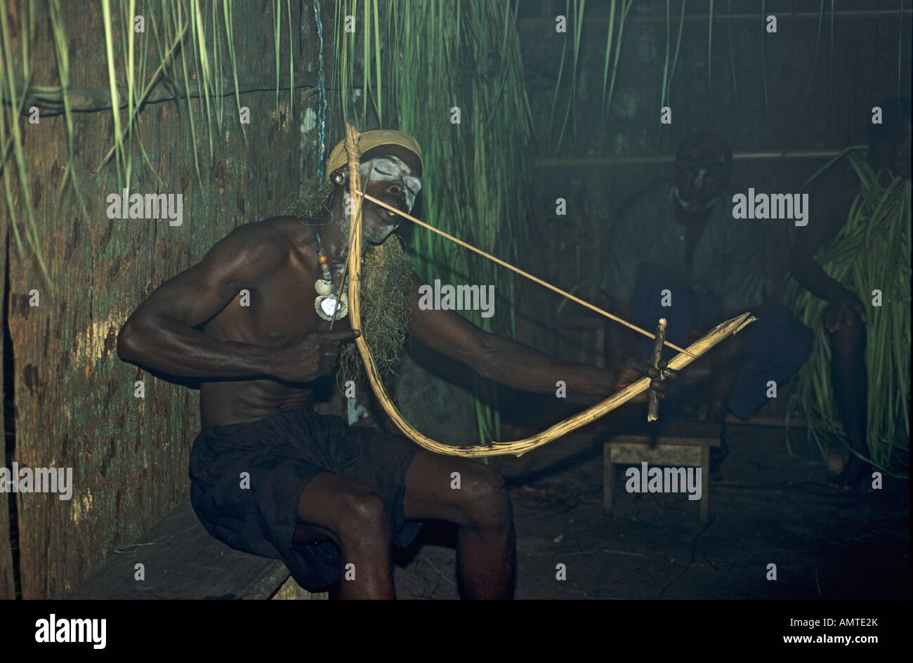 Mouth bow instrument hi-res stock photography and images - Alamy