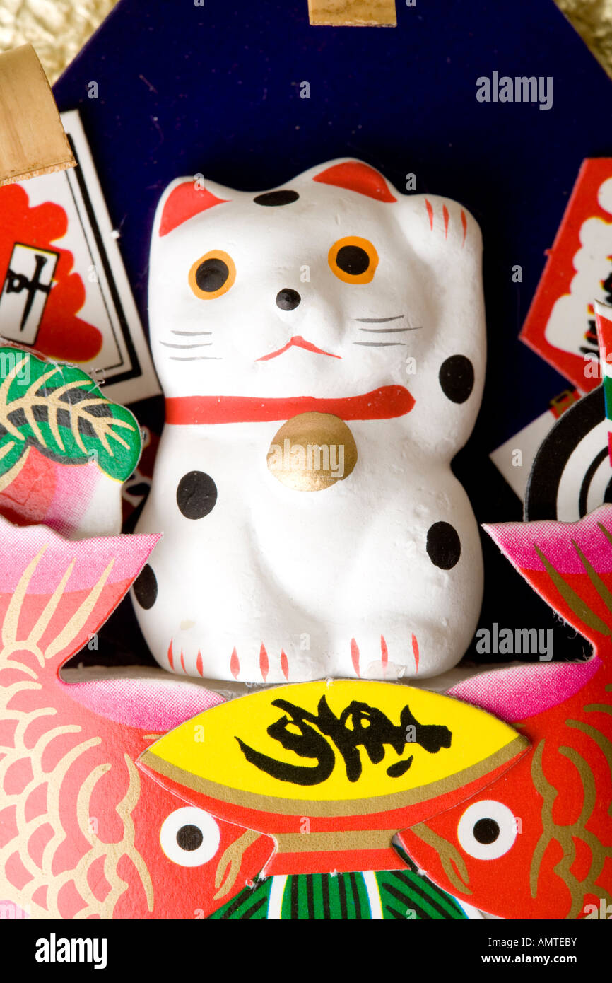 Beckoning figure of a cat Stock Photo - Alamy