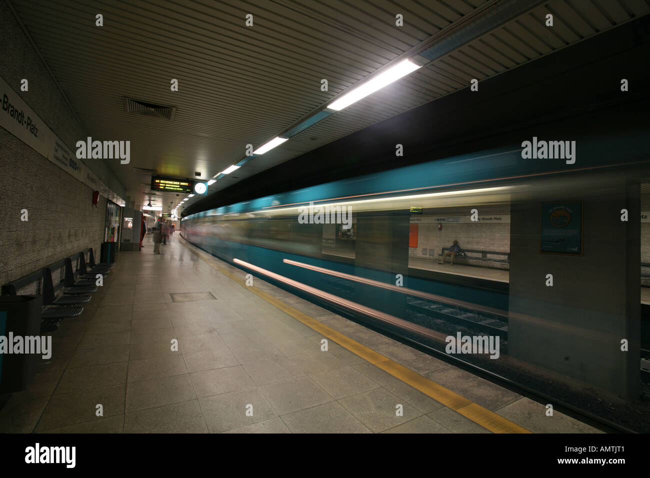 U4 hi-res stock photography and images - Alamy