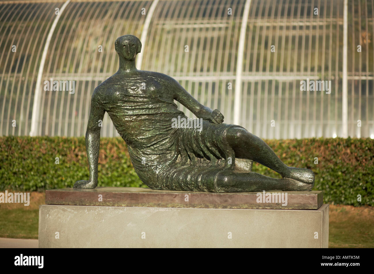 Henry Moore sculpture Draped Reclining Woman 1957-58 Stock Photo - Alamy