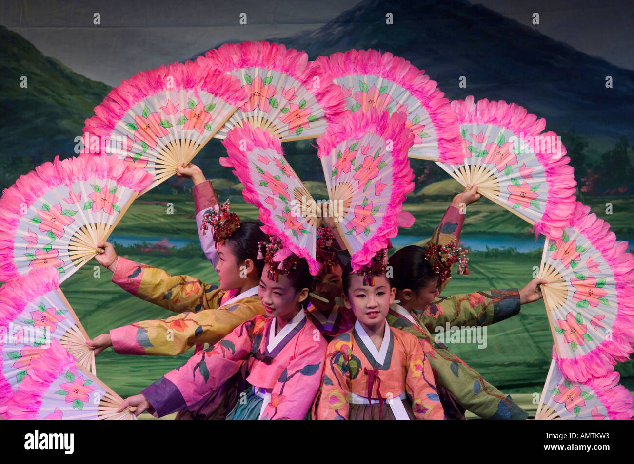 Korean dancers with pink fans Stock Photo - Alamy