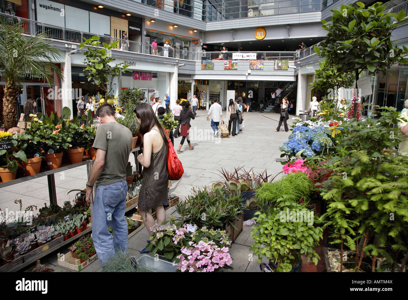 Shopping in islington hi-res stock photography and images - Alamy
