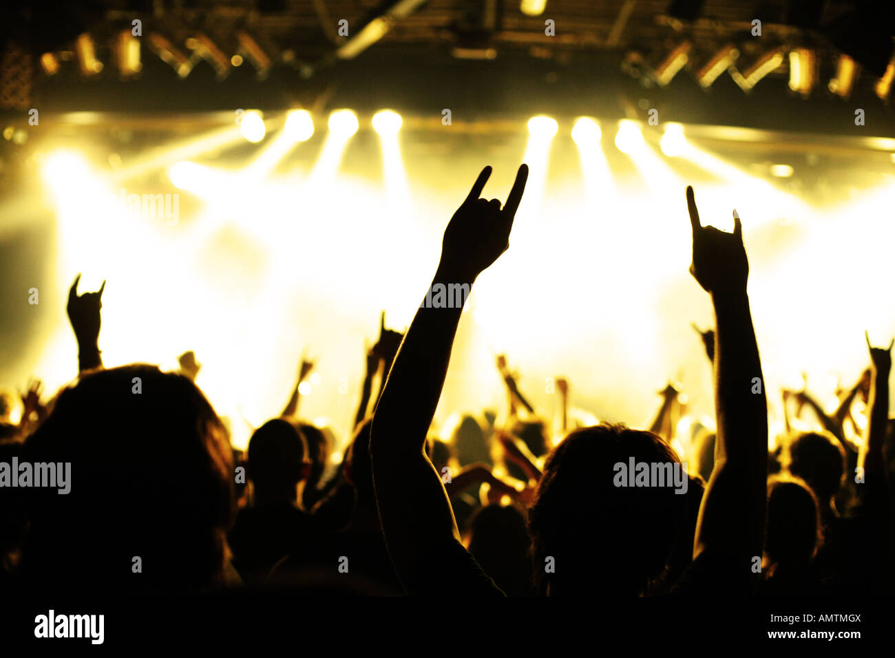 Concert crowd hi-res stock photography and images - Alamy