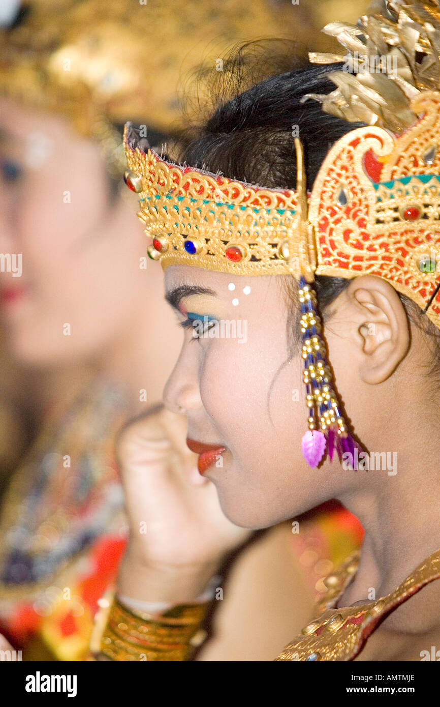 Bali indonesia girl tempel hi-res stock photography and images - Alamy