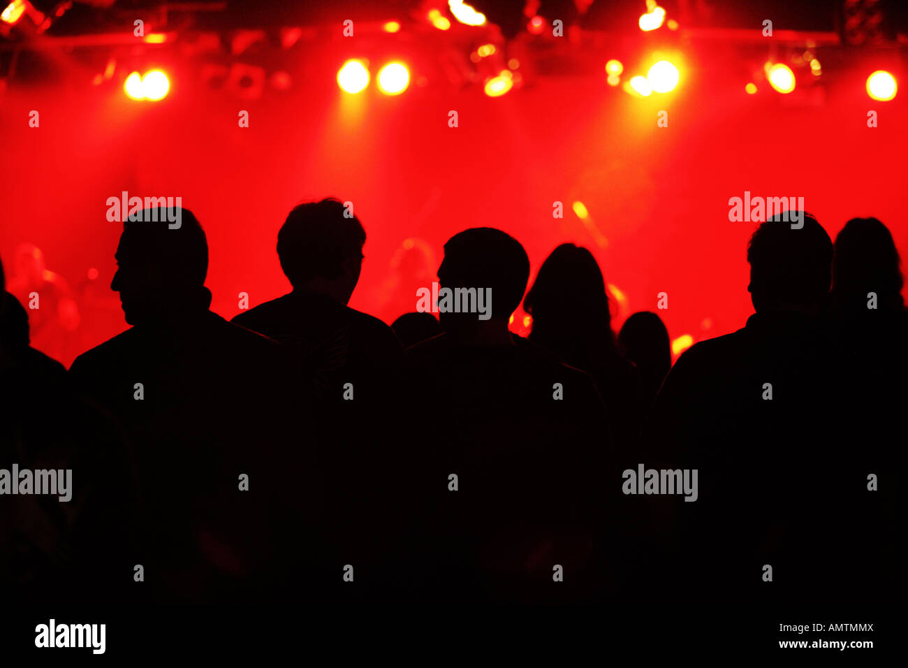 Concert crowd hi-res stock photography and images - Alamy
