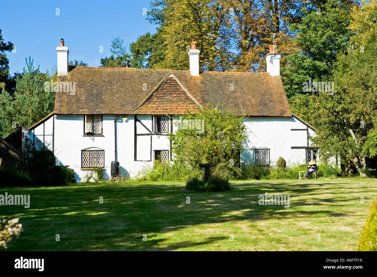 Surrey countryside cottage hi-res stock photography and images - Alamy