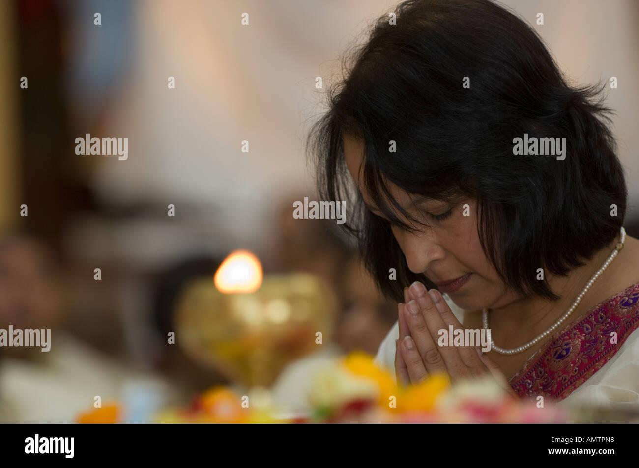 Hindu woman performing puja Stock Photo - Alamy