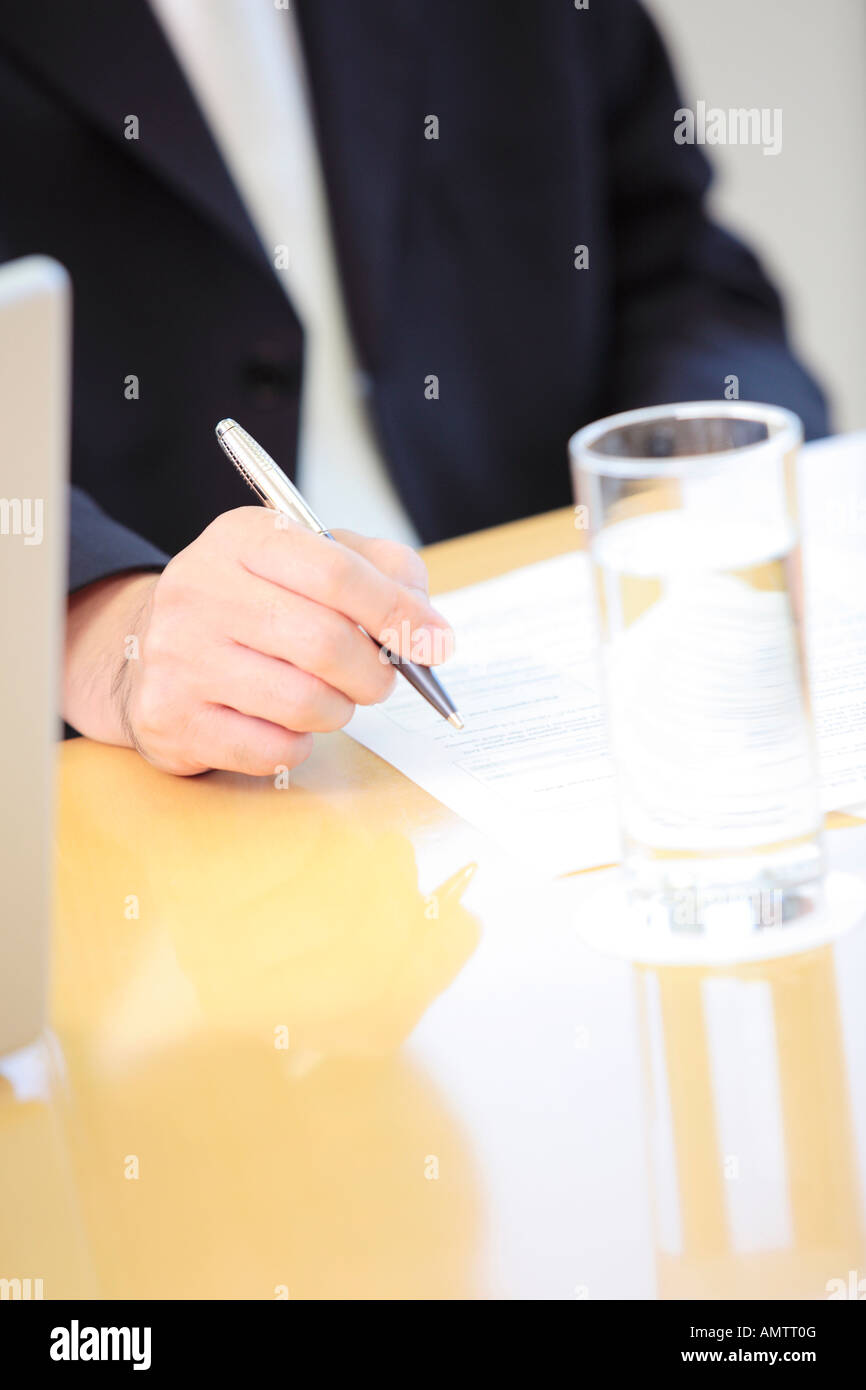 Hand taking a memo Stock Photo - Alamy