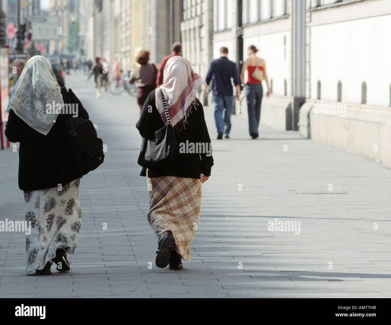 Muslim women street hi-res stock photography and images - Alamy