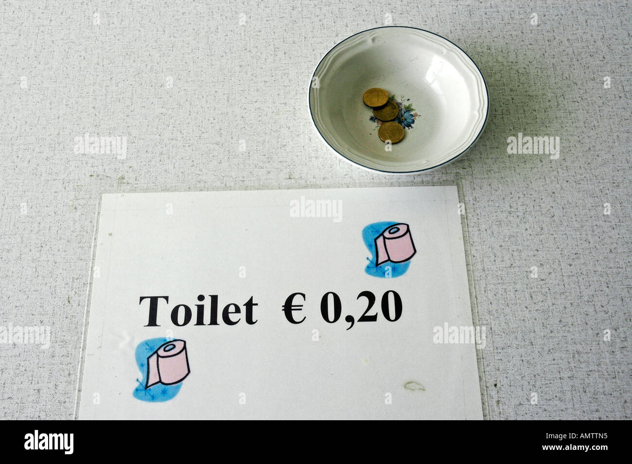 Sign and bowl with money for the use of the toilet Stock Photo - Alamy