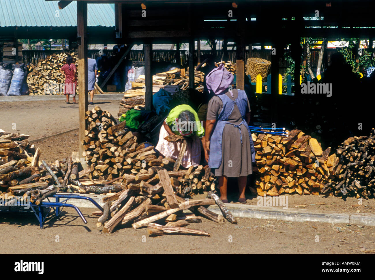 Firewood vendors hi-res stock photography and images - Alamy