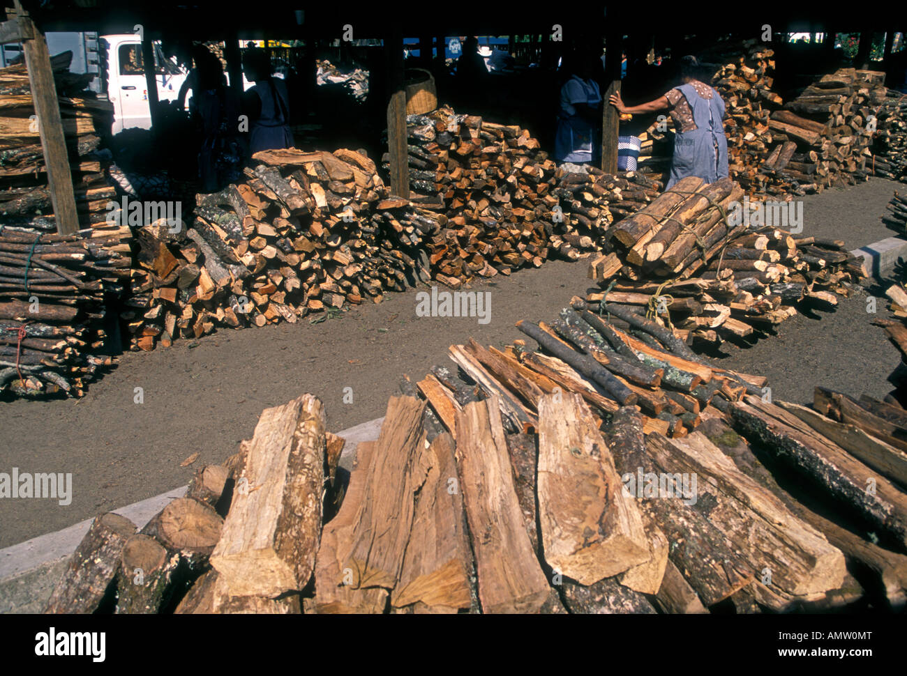 Firewood vendors hi-res stock photography and images - Alamy