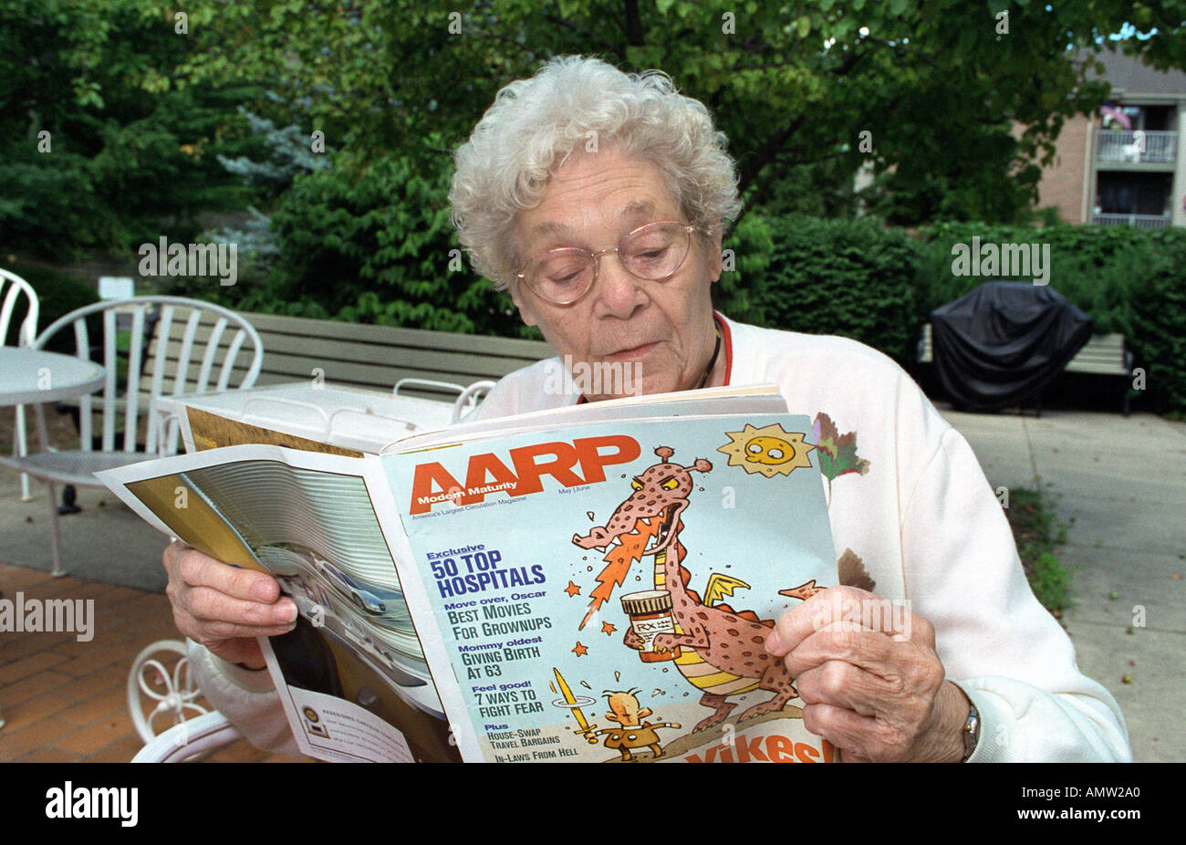 Reads the magazine hi-res stock photography and images - Alamy