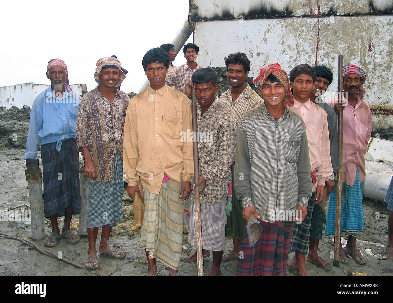 Bangladesh men at ship breaking yards poverty poor Stock Photo - Alamy