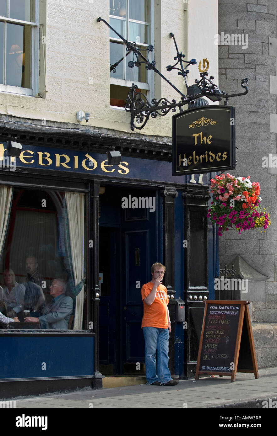 Man smoking outside building hi-res stock photography and images - Alamy