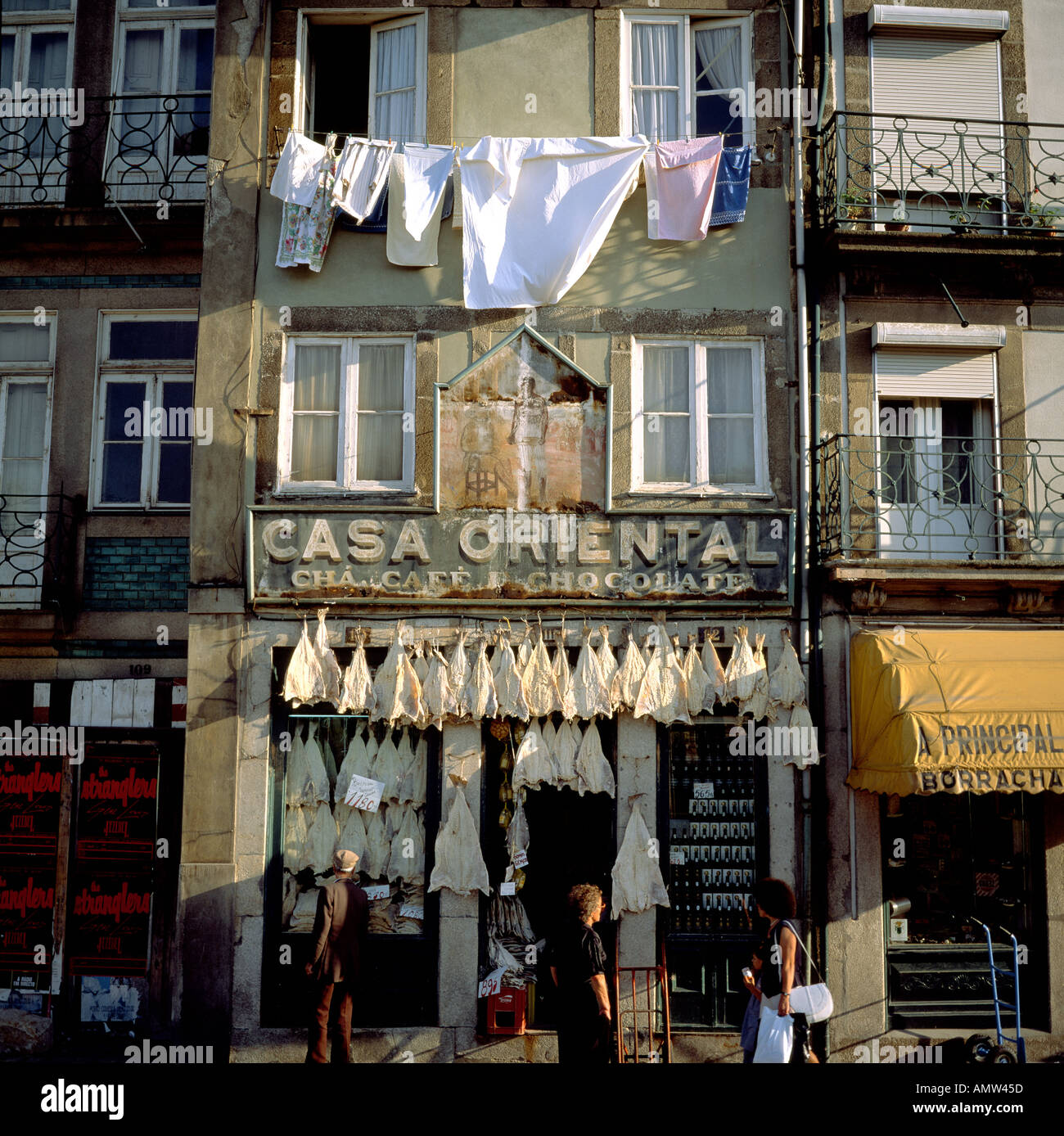 Hanging washing retro hi-res stock photography and images - Alamy